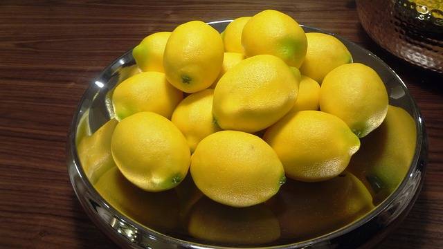 Conserver les citrons entiers plus longtemps - Guide Astuces